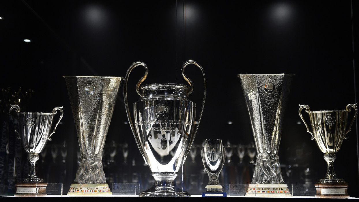 Souvenir Trophy and Player Photos | Official Site | Chelsea Football Club